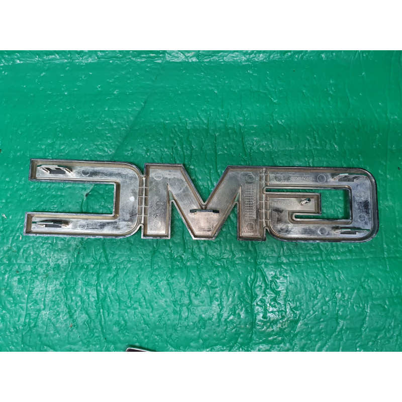 GMC SIERRA FRONT GRILLE NAME PLATE LOGO EMBLEM 2007-2013 GM 22761795